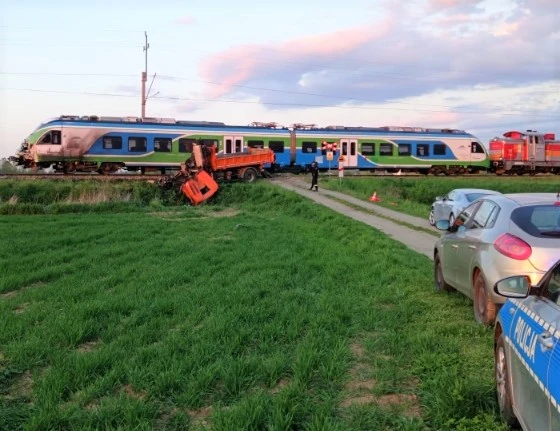 Tragiczny wypadek na przejeździe kolejowym w Tryńczy. Pociąg uderzył w ciężarówkę | Podkarpacie ...