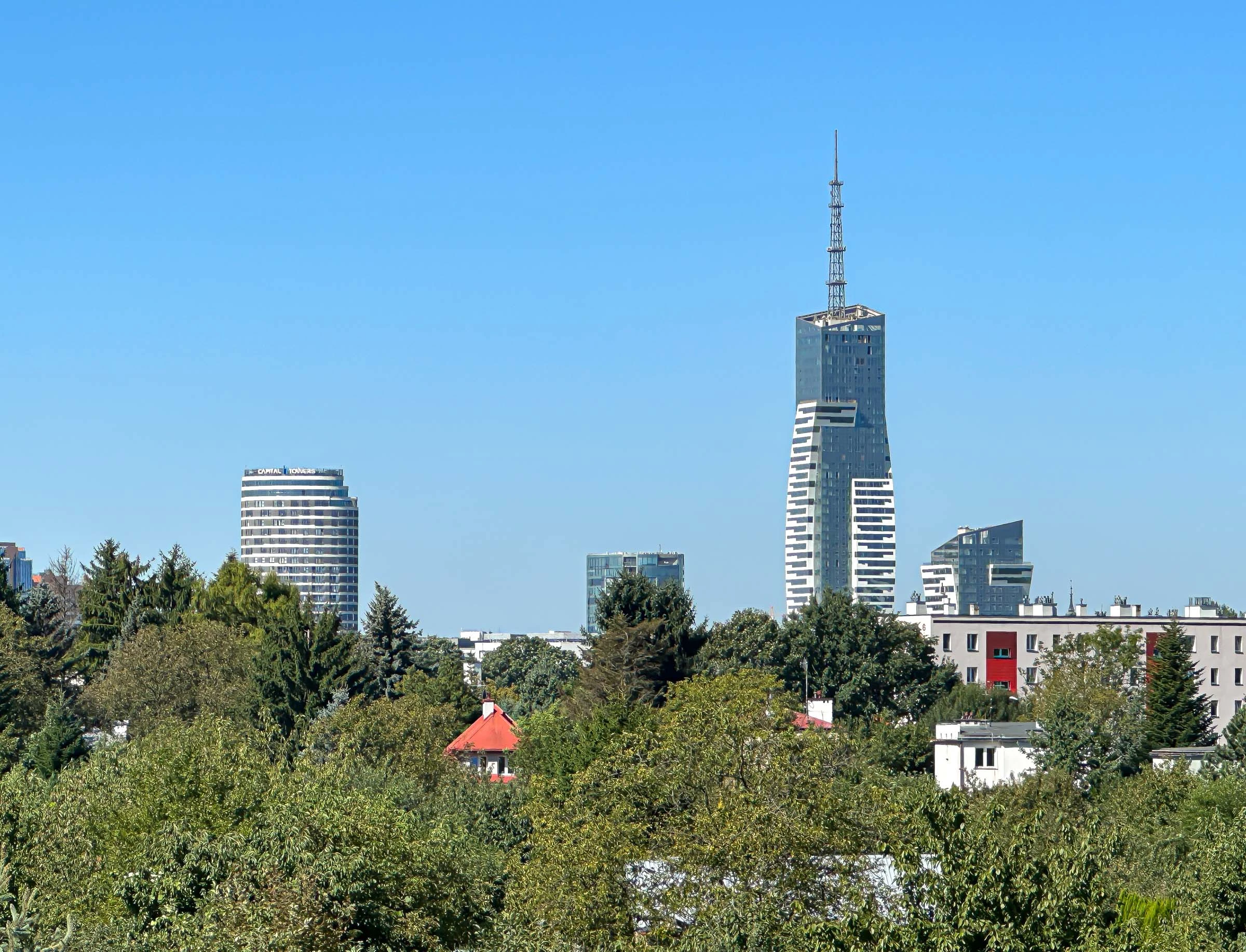 Iglica na budynku Olszynki Park zamontowana [ZDJĘCIA]